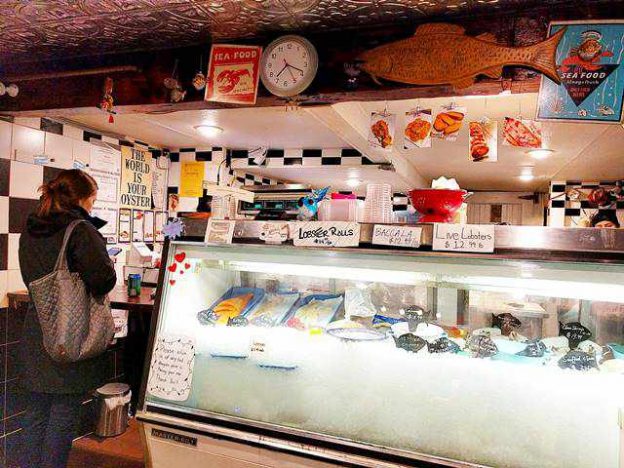 ボストンでシーフード！ノースエンドのグルメ通りセーラムストリートで絶品ロブスターロールとオイスター - Petite New York