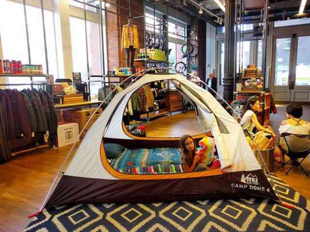 ニューヨークの人気アウトドアショップ REI SOHO フラッグシップ店 - Petite New York