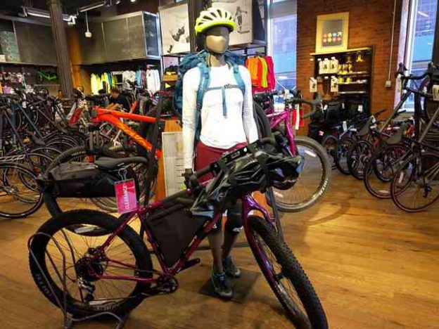 ニューヨークの人気アウトドアショップ REI SOHO フラッグシップ店 - Petite New York