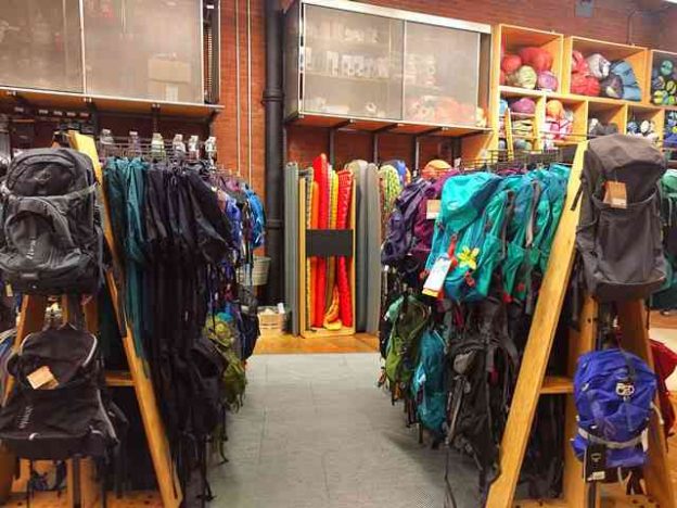 ニューヨークの人気アウトドアショップ REI SOHO フラッグシップ店 - Petite New York