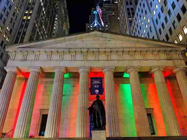 ニューヨーク証券取引所 NYSE 観光見どころ 豪華クリスマスツリーが輝いています - Petite New York
