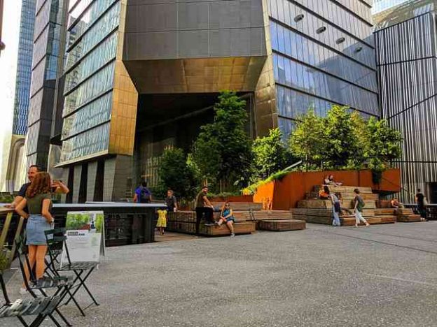 The Spur ハイライン最後の区間 写真スポットの巨大アートがある憩いの広場 ザスパー - Petite New York