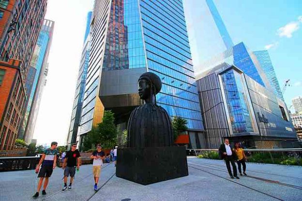 The Spur ハイライン最後の区間 写真スポットの巨大アートがある憩いの広場 ザスパー - Petite New York
