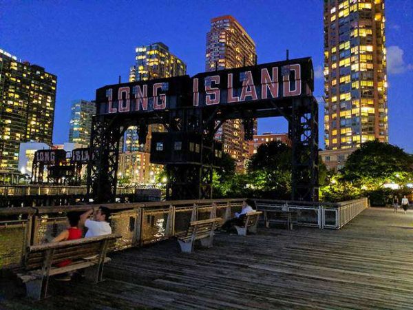 ニューヨークおすすめ夜景スポット！ロングアイランドシティの川沿いの公園からミッドタウン絶景ビュー - Petite New York