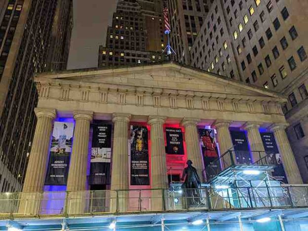 ニューヨーク証券取引所 NYSE 観光見どころ 豪華クリスマスツリーが輝いています - Petite New York
