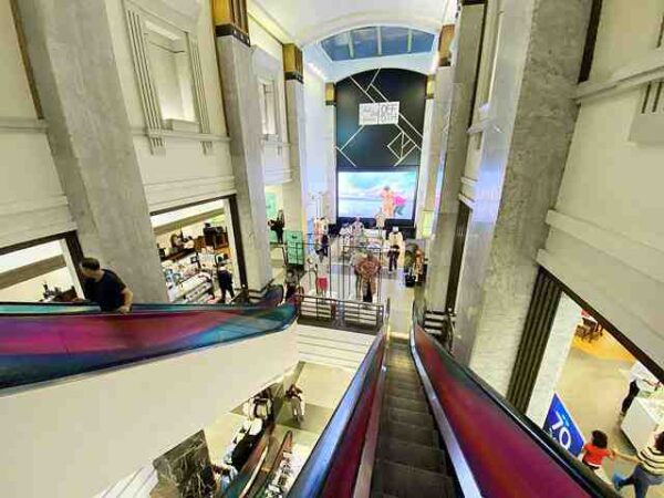 Saks OFF 5TH サックスオフフィフス ニューヨークのおすすめアウトレット店 - Petite New York