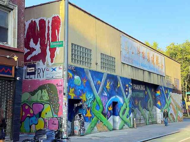 ニューヨークの隠れアート通り フリーマンアレイ Freeman Alley - Petite New York