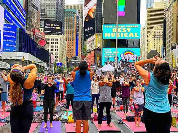 タイムズスクエアの幻想的なヨガの映像！ニューヨーク夏至の名物イベント Solstice in Times Square 動画 - Petite ...
