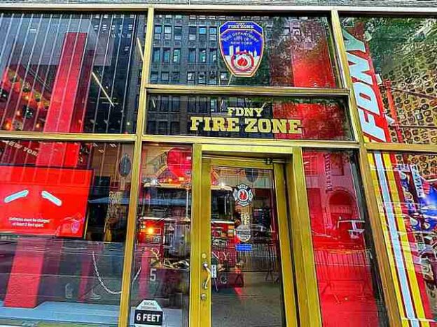 ニューヨーク無料スポット！消防車で記念撮影 ニューヨーク消防 FDNY 体験スポット FDNY Fire Zone - Petite New York