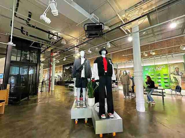コンバース ニューヨーク SoHo のお洒落なフラッグシップ店 アメリカの人気スニーカーブランド Converse - Petite New York
