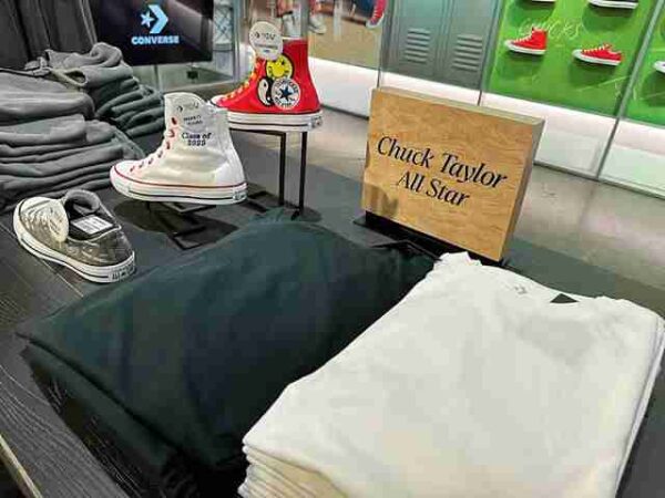 コンバース ニューヨーク SoHo のお洒落なフラッグシップ店 アメリカの人気スニーカーブランド Converse - Petite New York