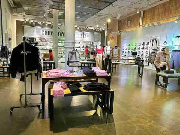 コンバース ニューヨーク SoHo のお洒落なフラッグシップ店 アメリカの人気スニーカーブランド Converse - Petite New York