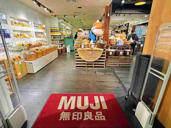 MUJI Market ニューヨークチェルシーマーケットの日本食 MUJI カフェ - Petite New York