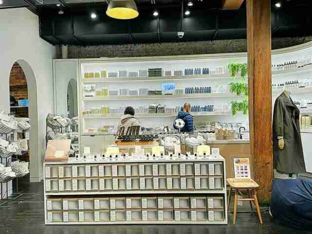 MUJI Market ニューヨークチェルシーマーケットの日本食 MUJI カフェ - Petite New York