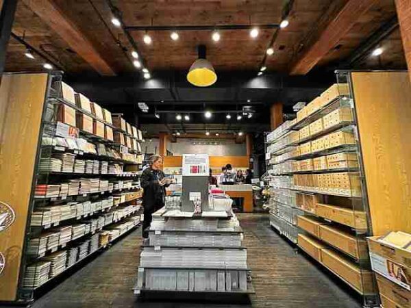 MUJI Market ニューヨークチェルシーマーケットの日本食 MUJI カフェ - Petite New York