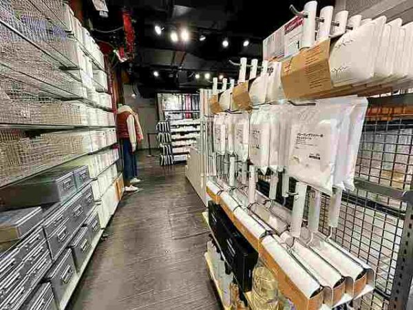 MUJI Market ニューヨークチェルシーマーケットの日本食 MUJI カフェ - Petite New York