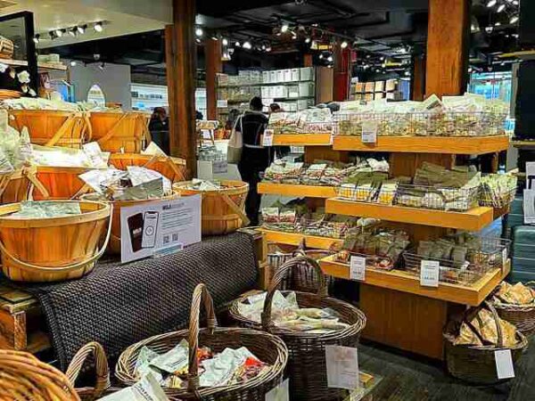 MUJI Market ニューヨークチェルシーマーケットの日本食 MUJI カフェ - Petite New York