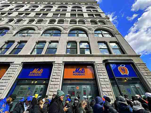 Mets House オープン！メッツファン大集結 お店の前は大行列 - Petite New York