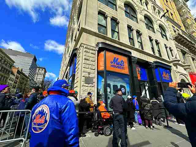 Mets House オープン！メッツファン大集結 お店の前は大行列 - Petite New York