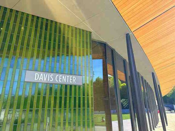 セントラルパークの新スポット デイヴィスセンター Davis Center オリンピックサイズの巨大プール アイススケート場 運動場に変身 ...